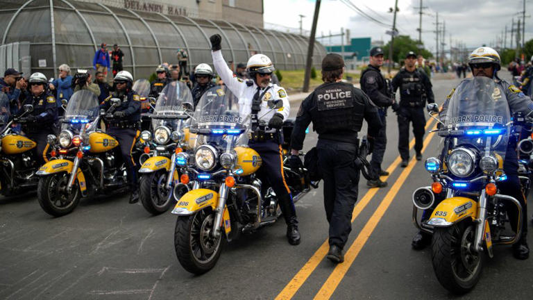 Heavy police response as ICE supporters and protesters face off outside ...